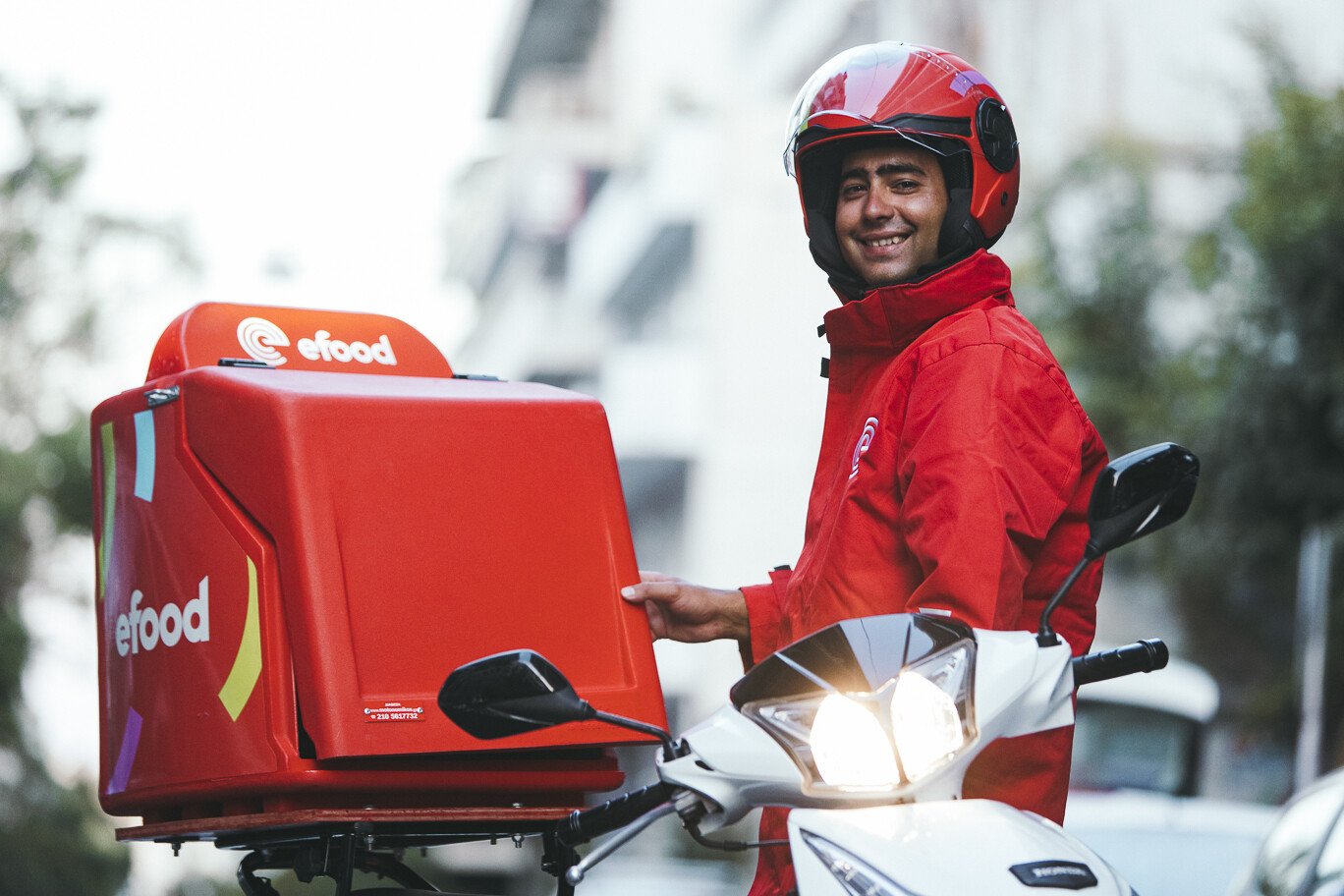 Delivered by efood: Η υπηρεσία διανομής του efood γίνεται 24ωρη στη Λάρισα και το Ηράκλειο ...